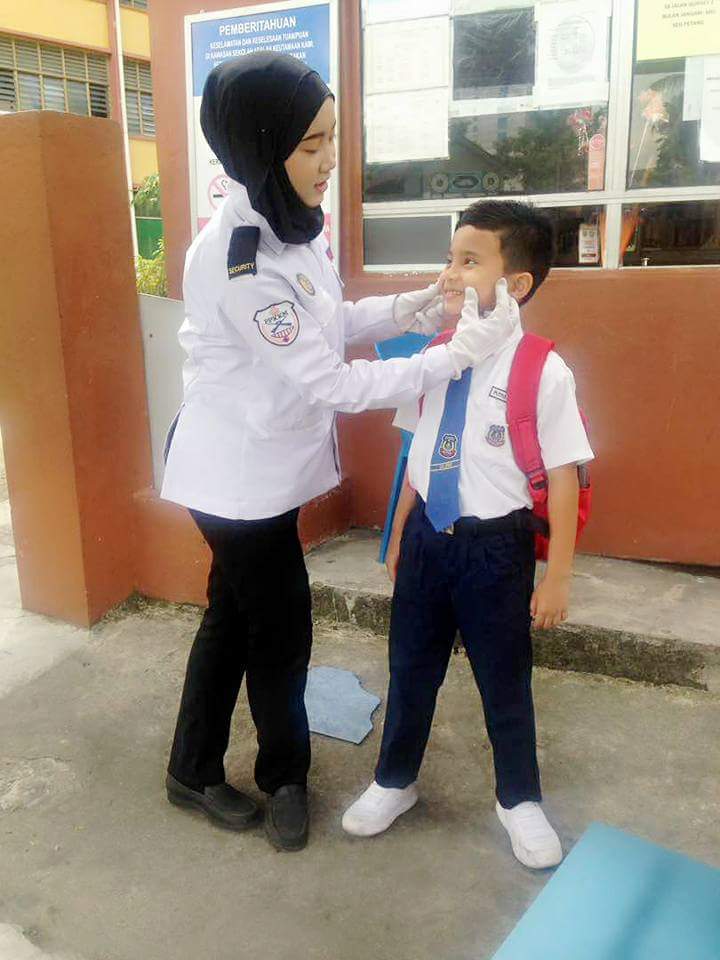 6 Gambar Gadis Cantik Jadi Pengawal Keselamatan Sekolah.