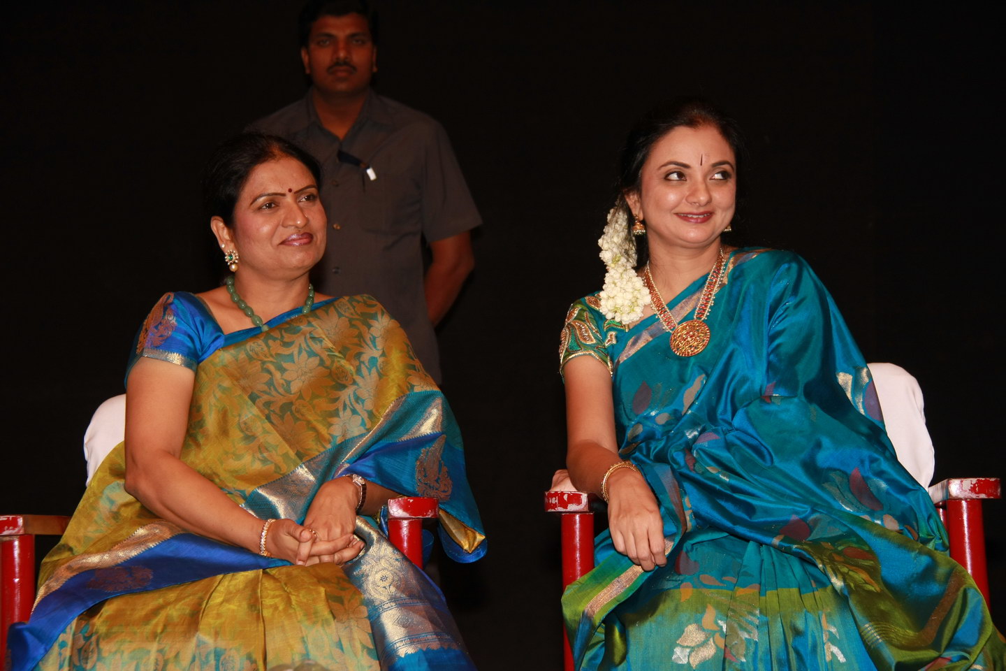 D K ARUNA: 30-06-2011 SMT. D.K. ARUNA, MINISTER FOR INFORMATION AND ...
