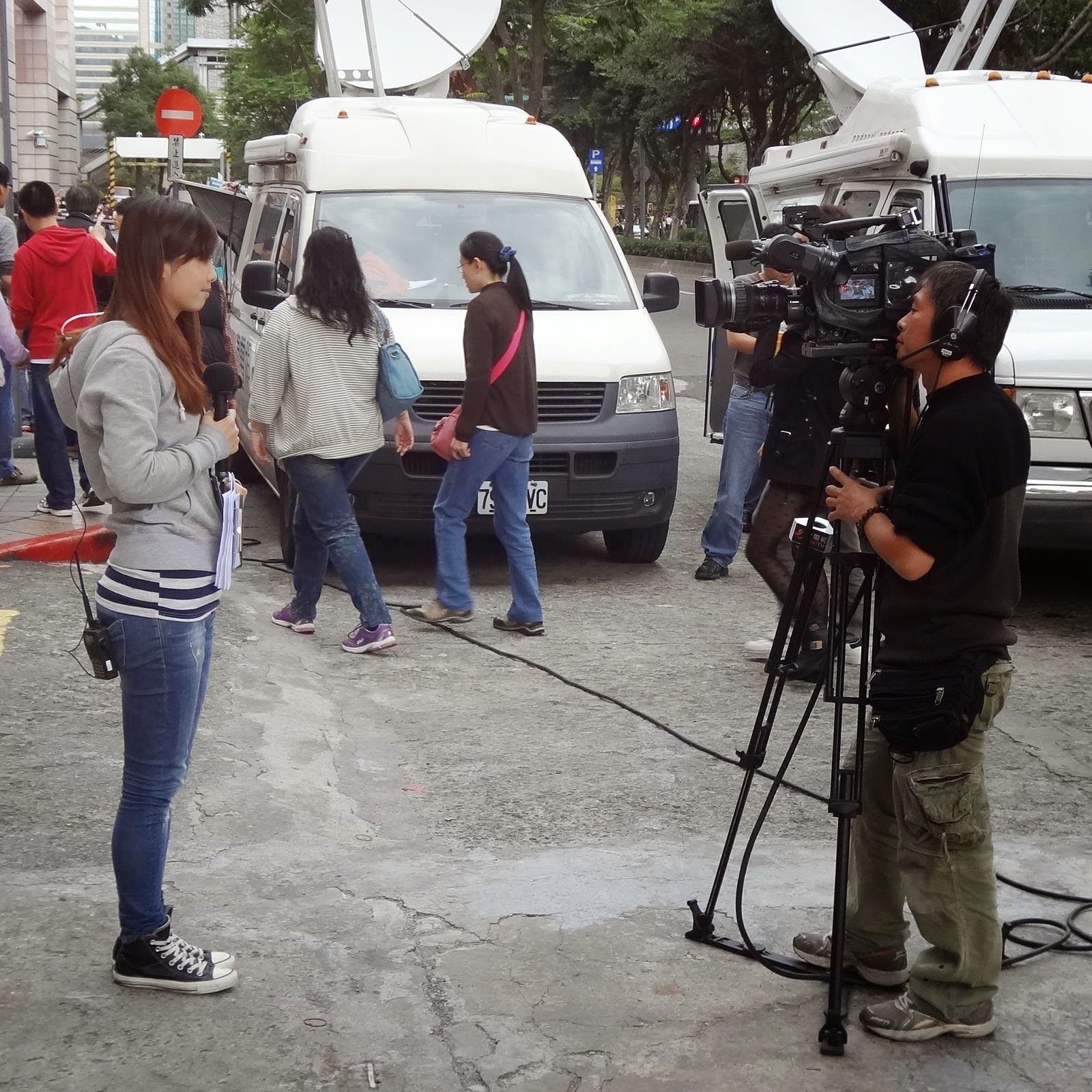 REPORTER STAND UP - ZOE Production