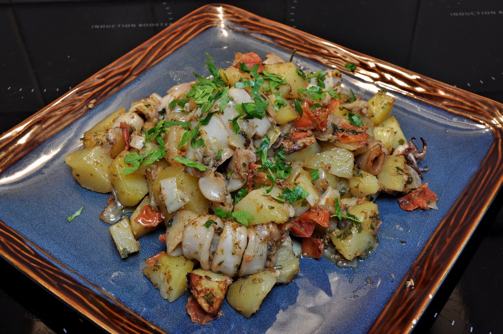 Moj svet kuhanja in priprave sladic: Lignji s krompirjem v pečici