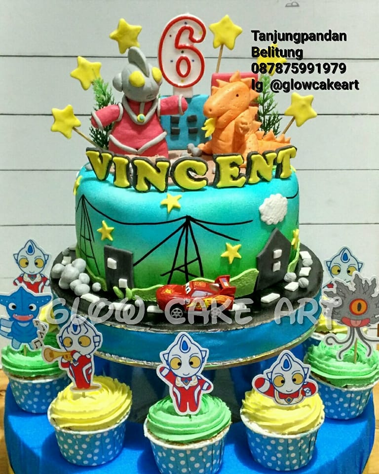 Glow Cake Art: Ultraman cake and cupcake
