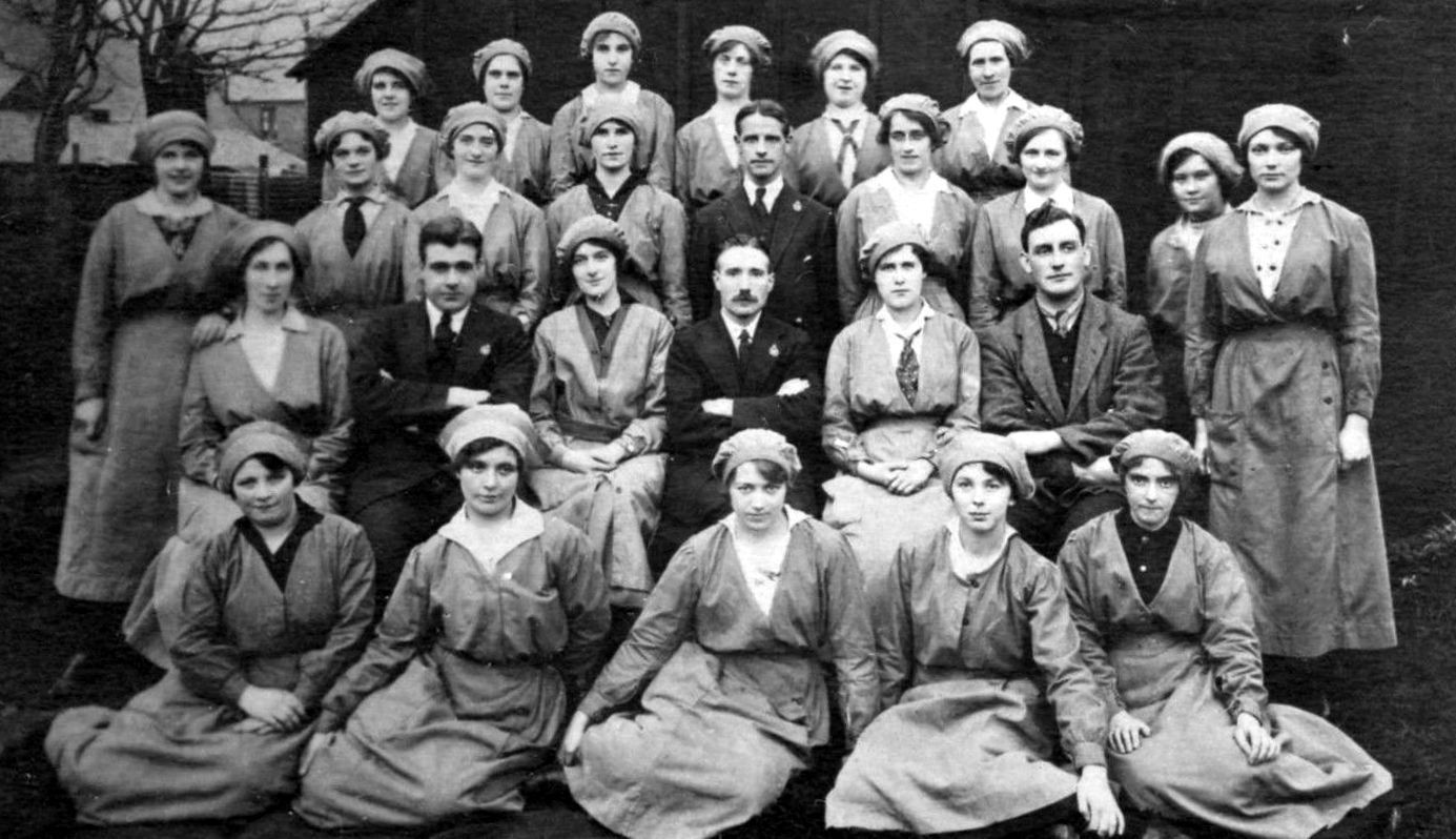 Tour Scotland: Old Photograph Women War Workers Glasgow Scotland