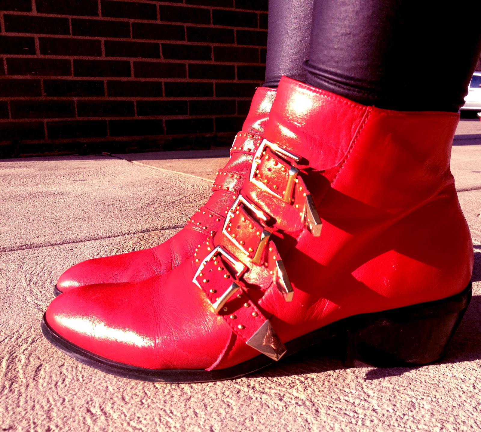 Blondie Cat Style: Red Boots & Stripes