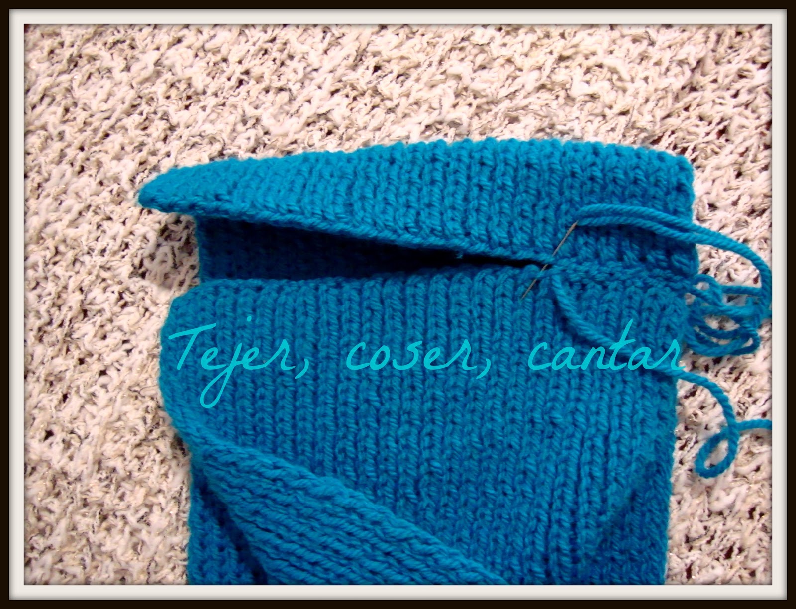 BUFANDA TURQUESA CERRADA Y CRUZADA TEJIDA EN PUNTO ELÁSTICO