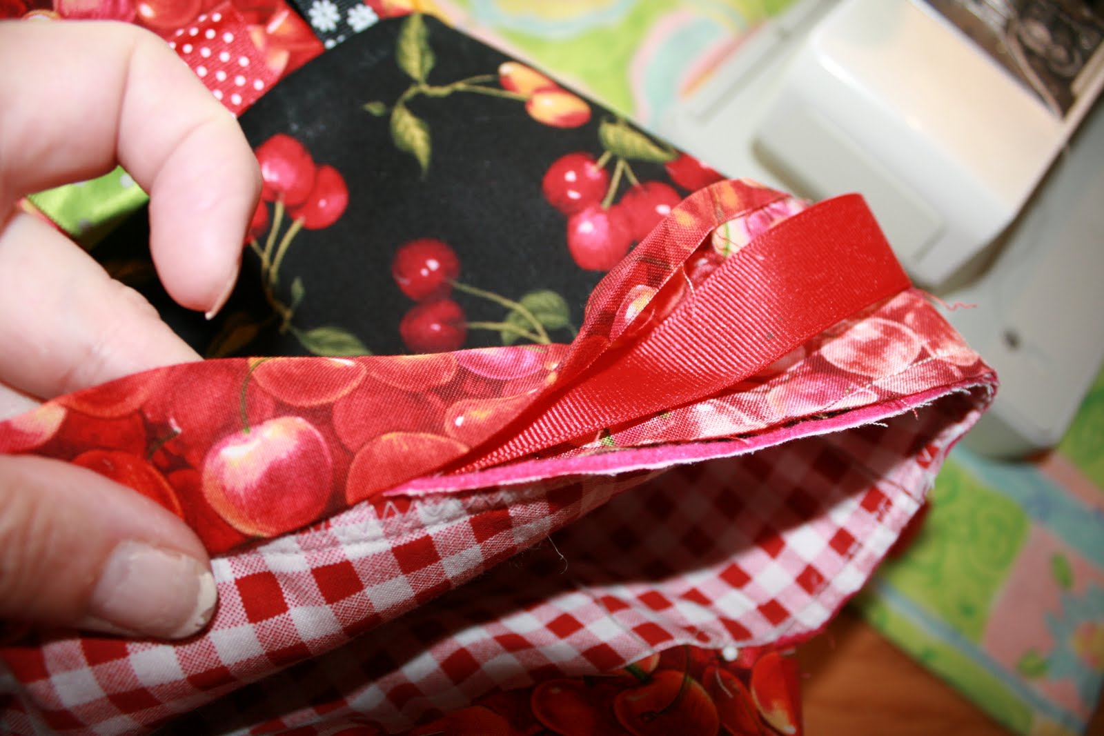 Buzzing and Bumbling: Lunch Bag or Purse Tutorial and a Giveaway!