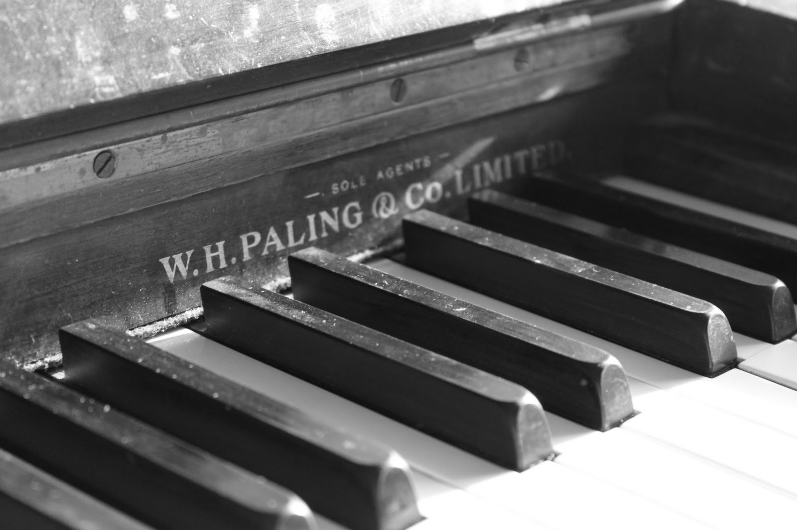 A beautiful, dusty old piano - The Shady Baker