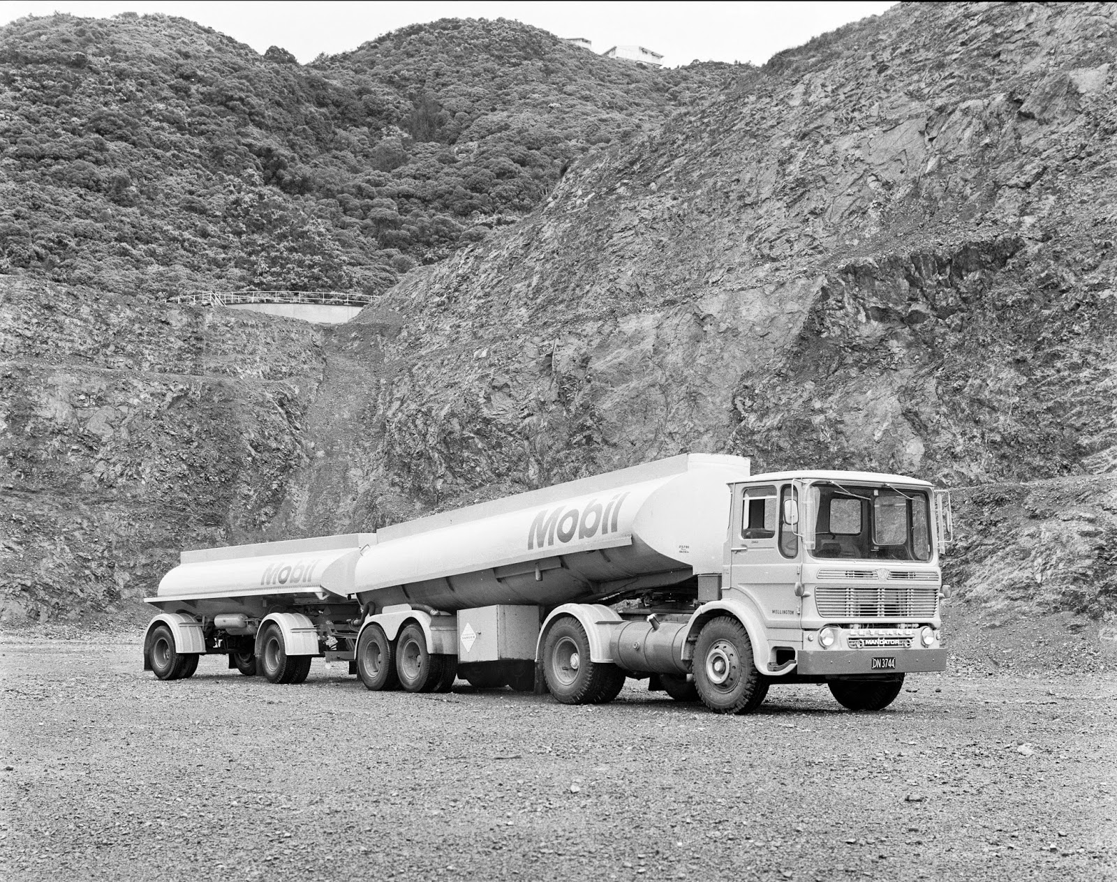 transpress nz: 1970 Leyland Mandator truck and trailer