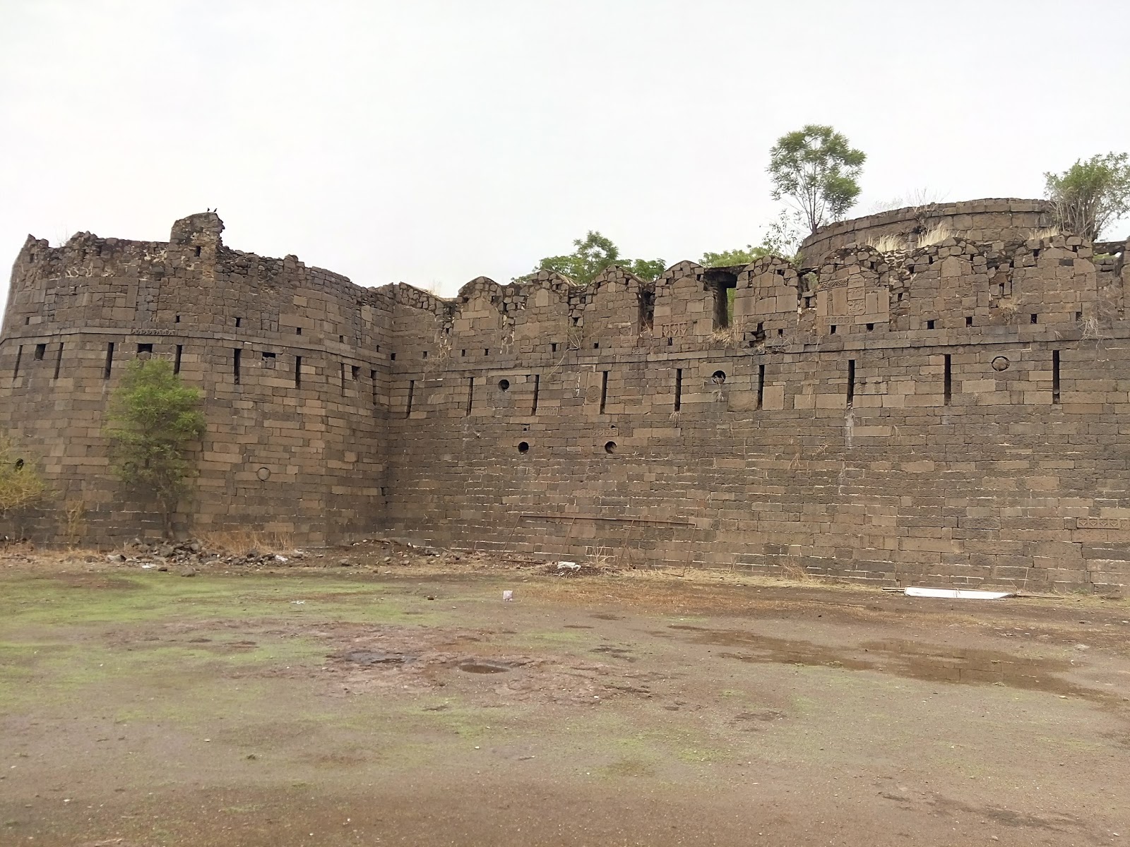 Solapur Fort aka Bhuikot Fort near Siddheshwar Temple and Lake in ...