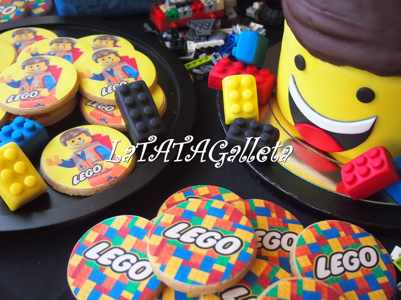 LaTATAGalleta: CONJUNTO CUMPLEAÑOS TARTAS Y GALLETAS "LEGO EMMET"