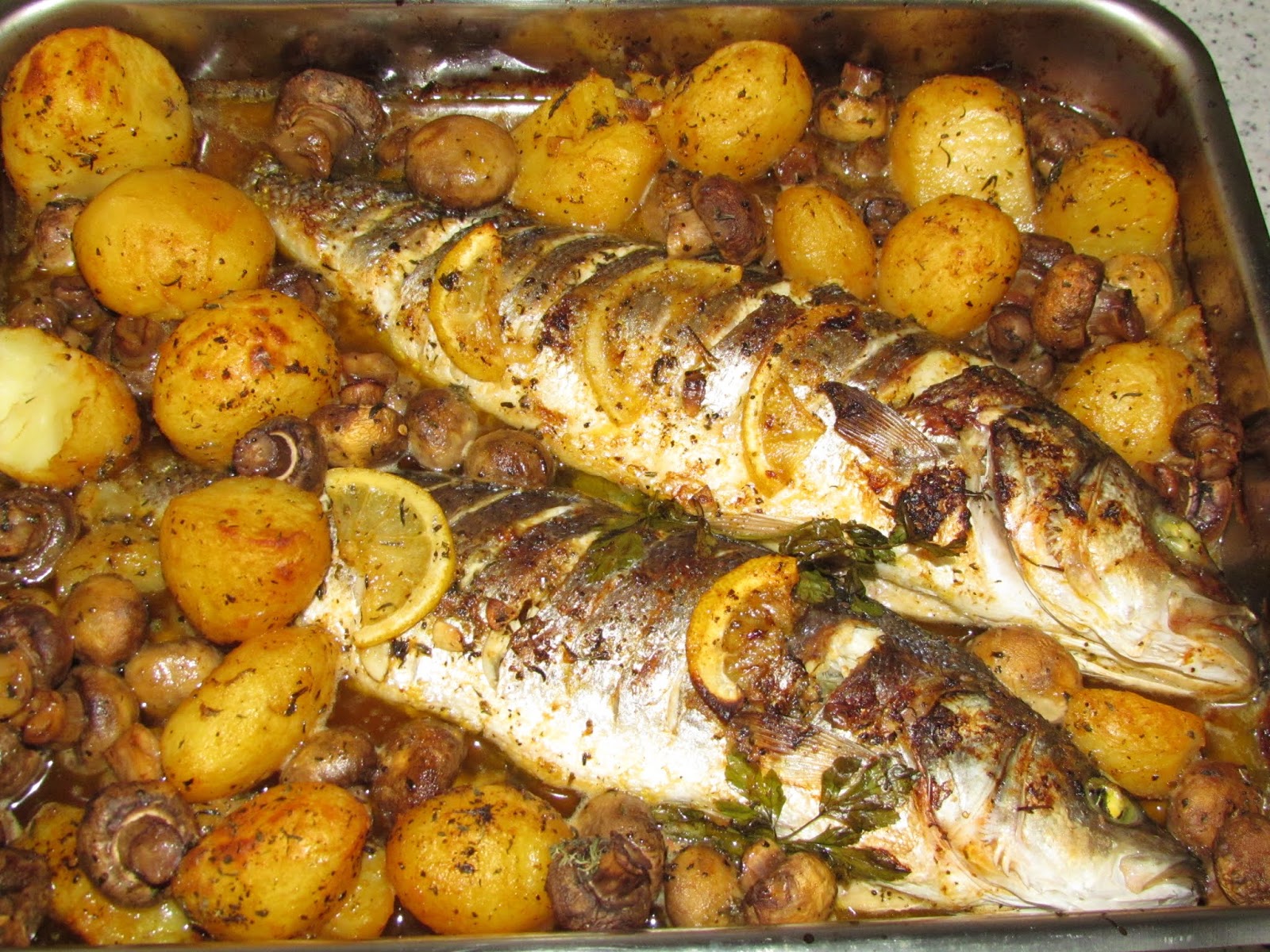 Top Cuisine avec Lavi: Lavrac la cuptor cu cartofi noi si ciuperci ...