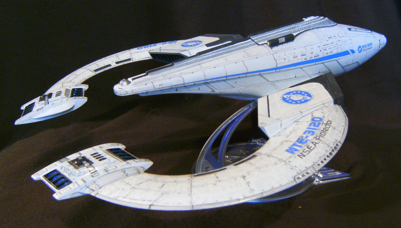 Happyscale-Modellbau: N.S.E.A. Protector (Galaxy Quest) - Pegasus Model ...