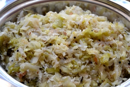 Vaniensamayalarai: Cabbage Poriyal / Muttakos Curry