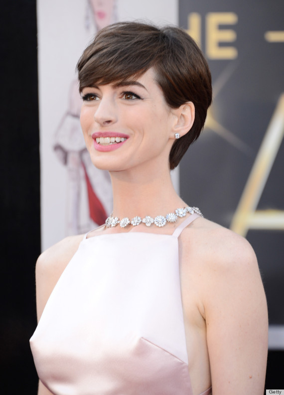 Anne Hathaway Wardrobe Malfunction - Aali Lahar Kela Kahar Anne Hathaway Wardrobe Malfunction - Aali Lahar Kela Kahar