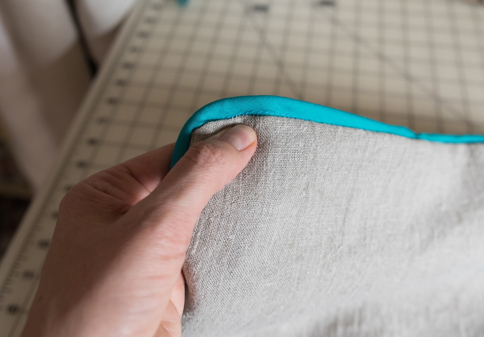 deep thoughts by cynthia: Piping on a Pillow with a Zipper Closure