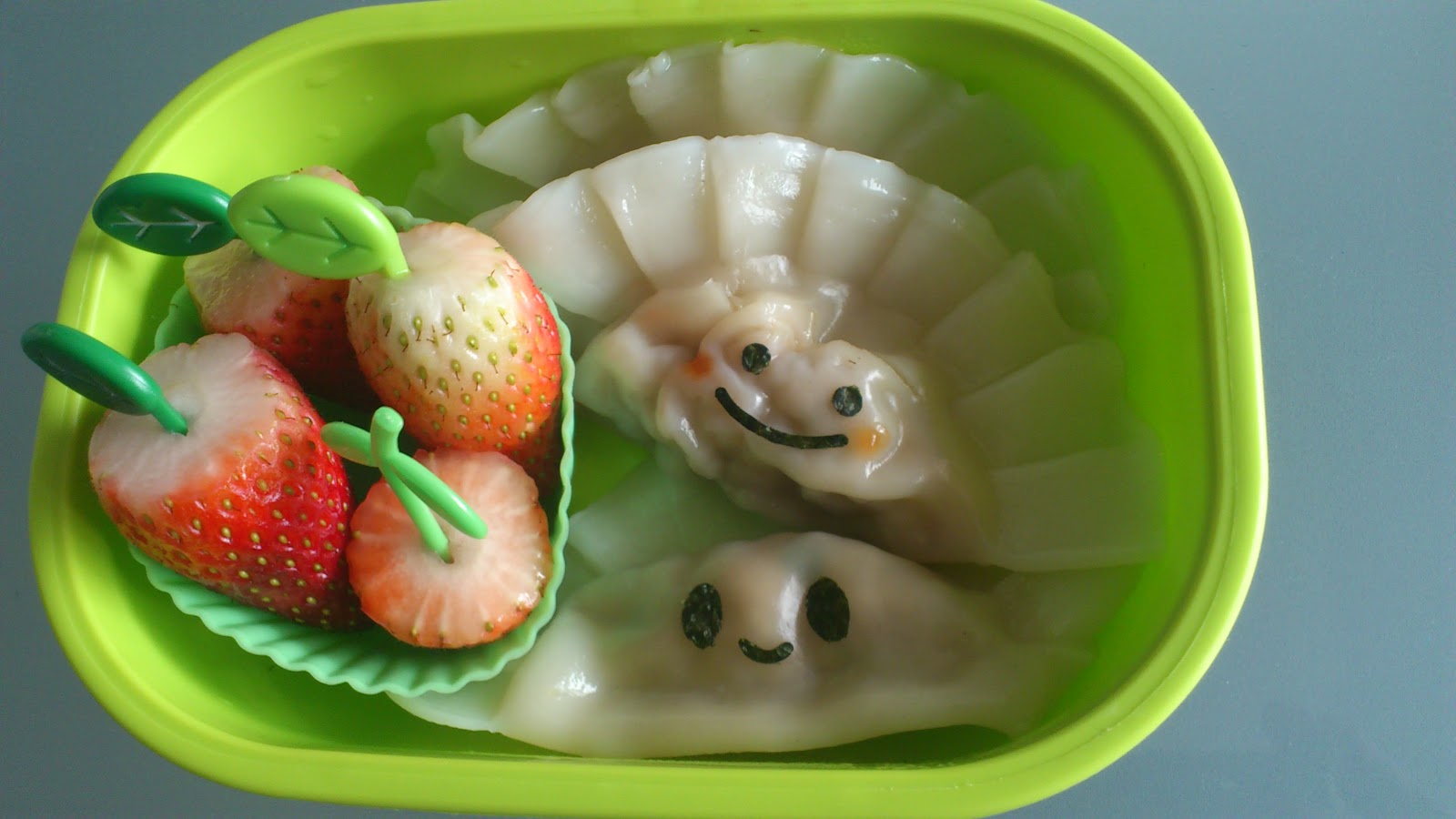 Dragonfly Bento Box: 'Seashell' dumplings
