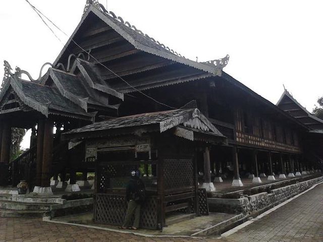 LEMBAGA SENI BUDAYA TANA LUWU: Rahasia di balik istana Ke-Datuan Luwu