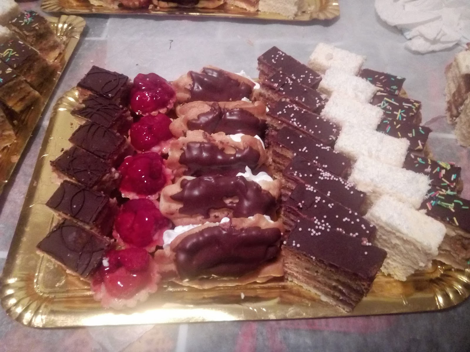 Tort si prajituri Andrea : Platou cu ptajituri asortate