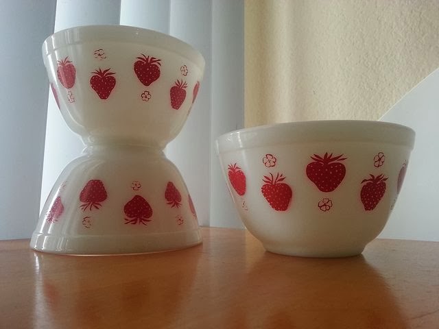 Sir Thrift A lot: Wanted Wednesday: Pyrex Strawberry Mixing Bowls