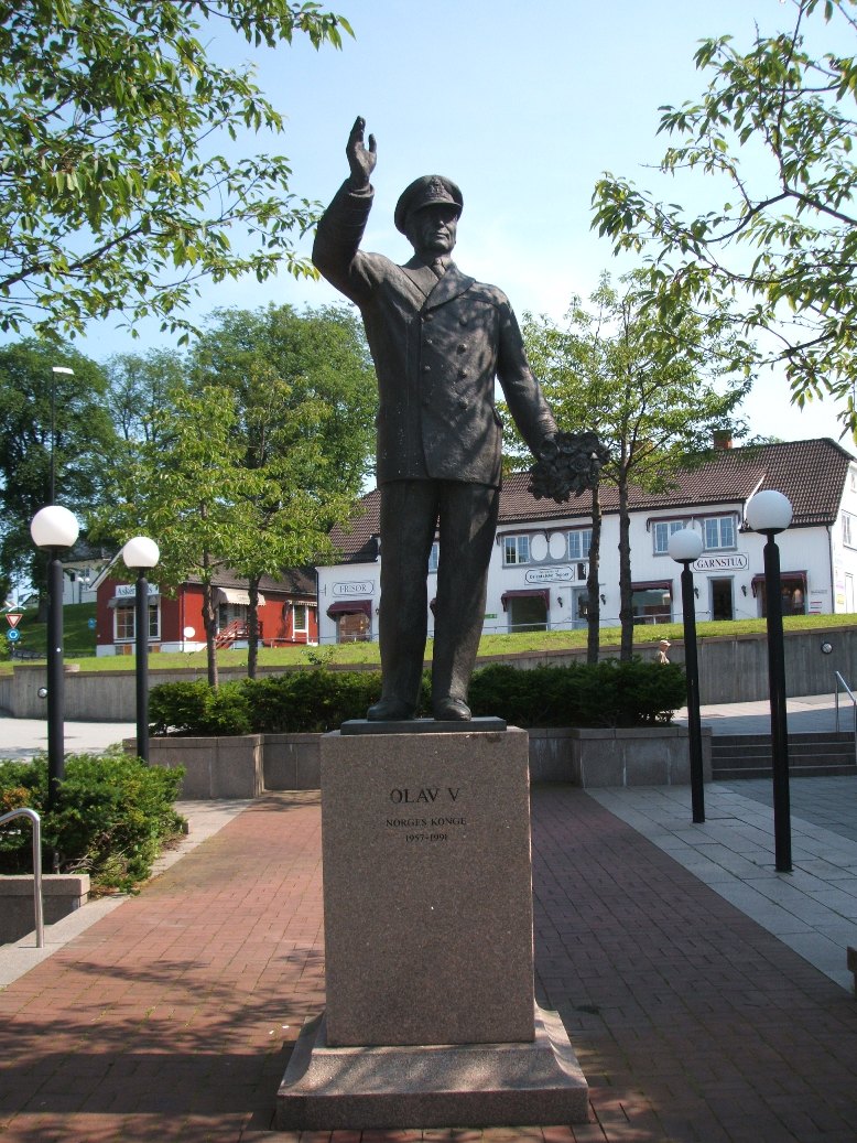 Dag Trygsland Hoelseth: The King Olav V statue, Asker, Norway Dag Trygsland Hoelseth: The King Olav V statue, Asker, Norway
