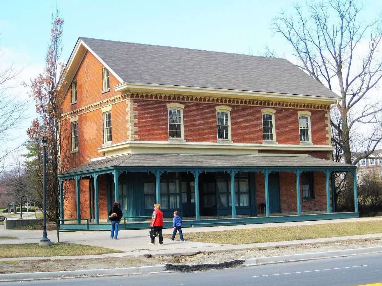Toronto's News: The Dempsey building at the northwest corner of Yonge ...