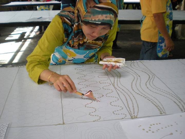 Gunting Emas: MENCANTING BATIK