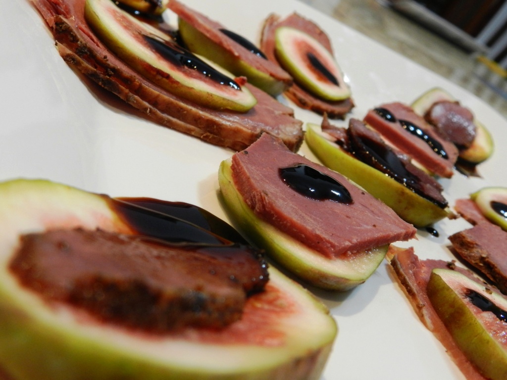 Pasta e Porcini: Canapés de Pastrami e Figos