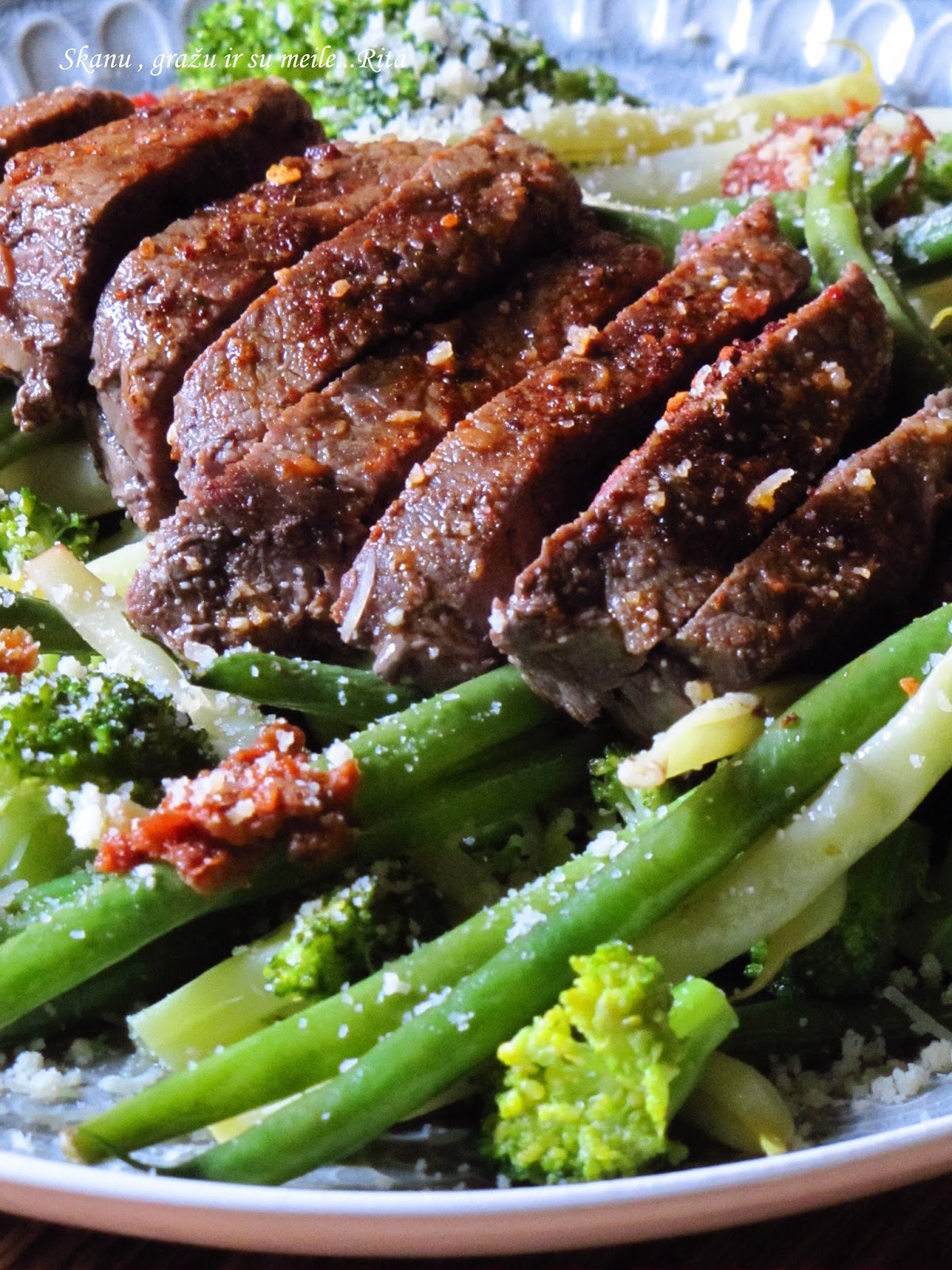 Ritos receptai : Jautienos steikas su šparaginėmis pupelėmis ir brokoliais