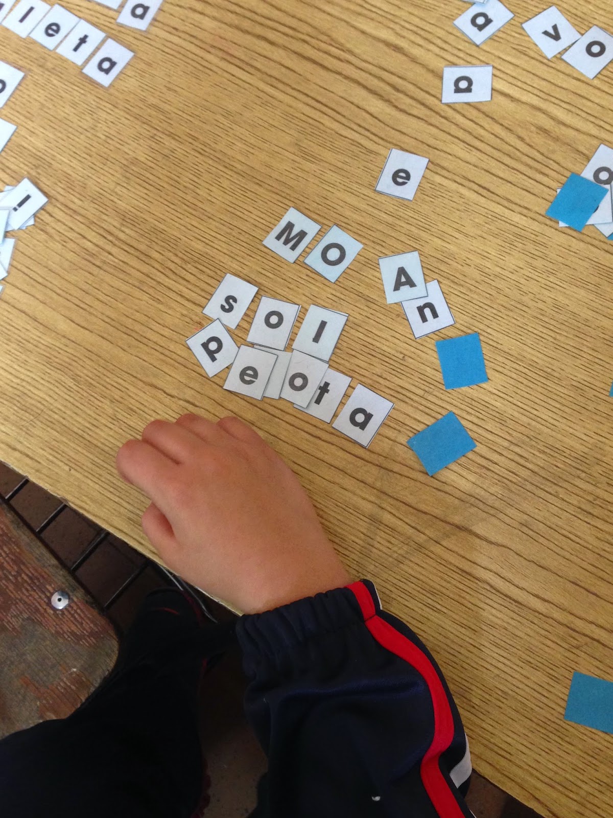 La Locura de Enseñar: JUGANDO CON EL ALFABETO MÓVIL