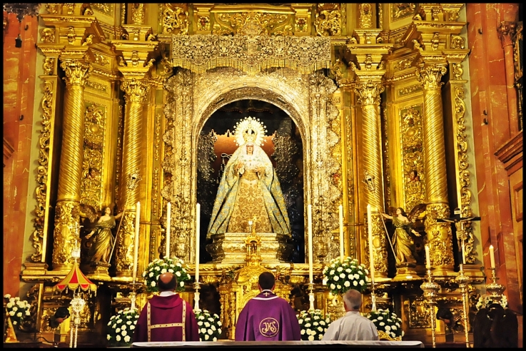 LA MACARENA CON MANTO AZUL "PURÍSIMA" : PASIÓN EN LA DISTANCIA