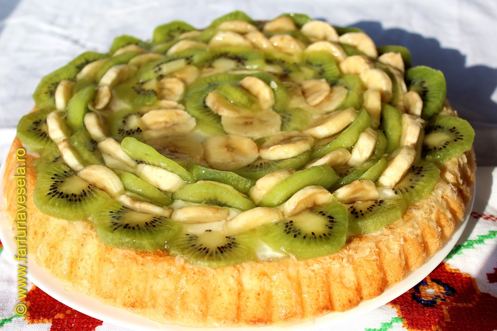 Farfuria vesela: Tarta cu blat pufos si fructe