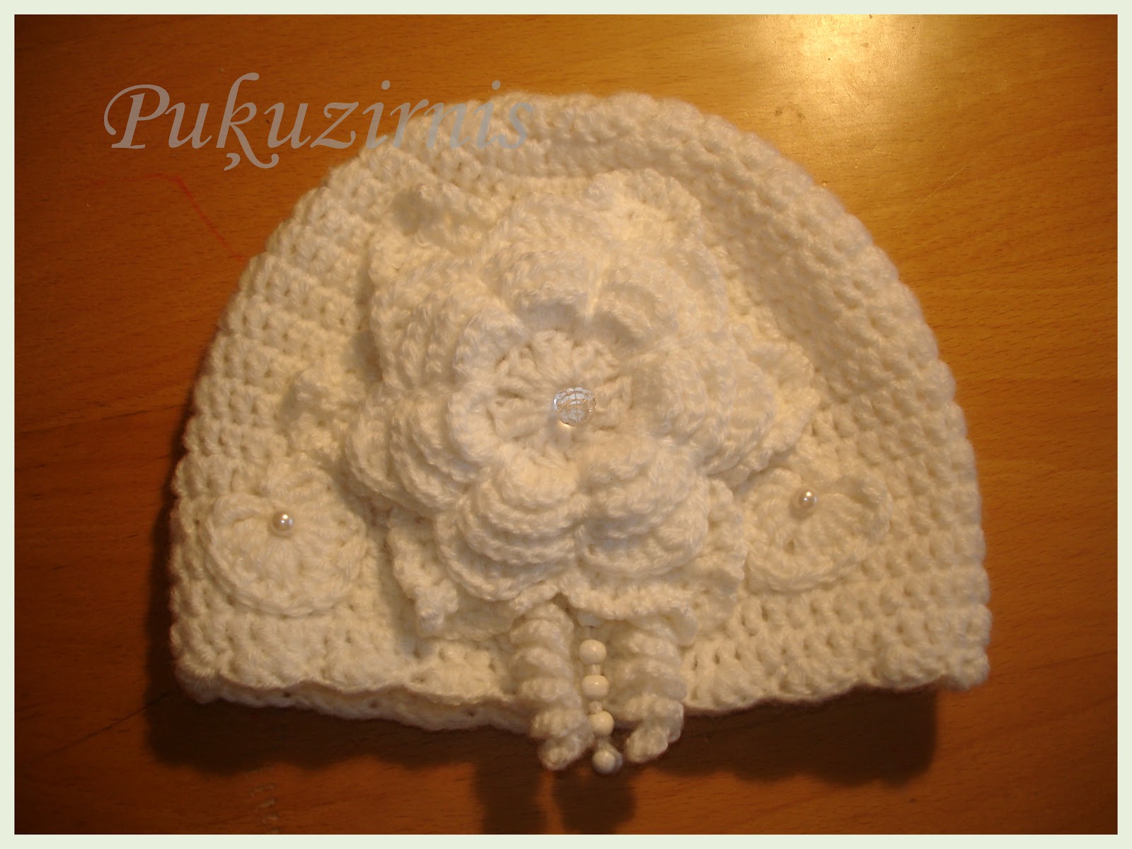 Puķuzirnis: Tamborēta sirsniņa. Un cepure baltā.