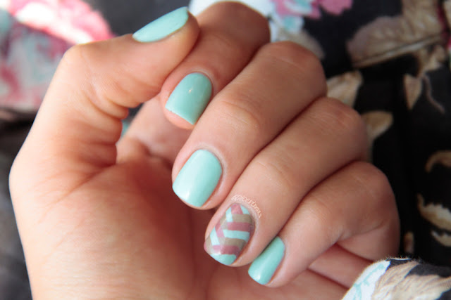 Vicerimus: Fishtail accent nail mint manicure