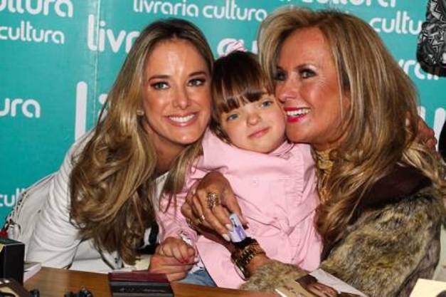 Helô Pinheiro lança autobiografia acompanhada da netinha Rafaella ...