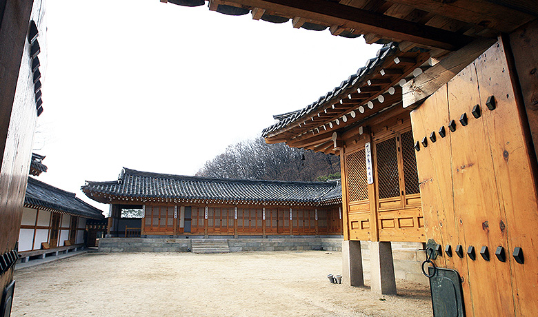 Feel the Traditional Korean Elegance in Royal Hanok Residence - Mini en ...