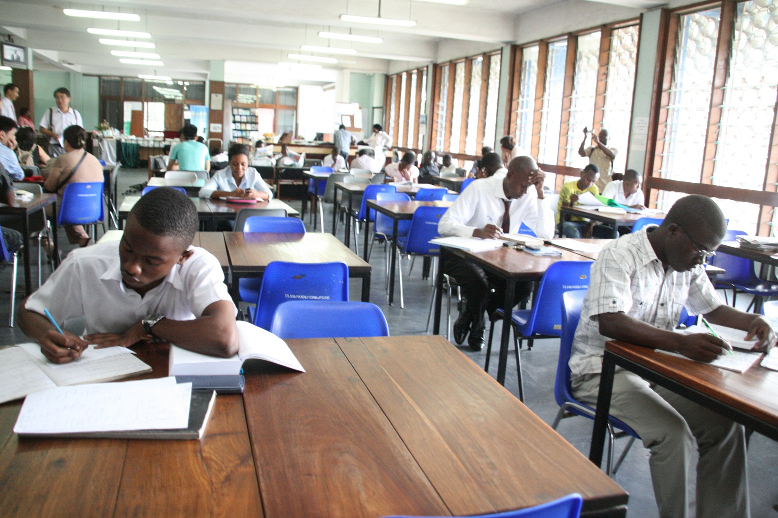 Bukoba Jamii: Serikali Ya China Yakabidhi Kompyuta Na Vitabu Kwa ...