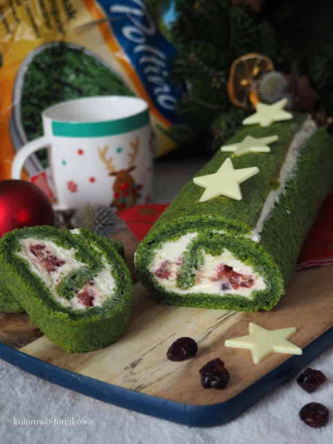 Zielona rolada z żurawiną i kremem z białej czekolady | kolorowo-torcikowo