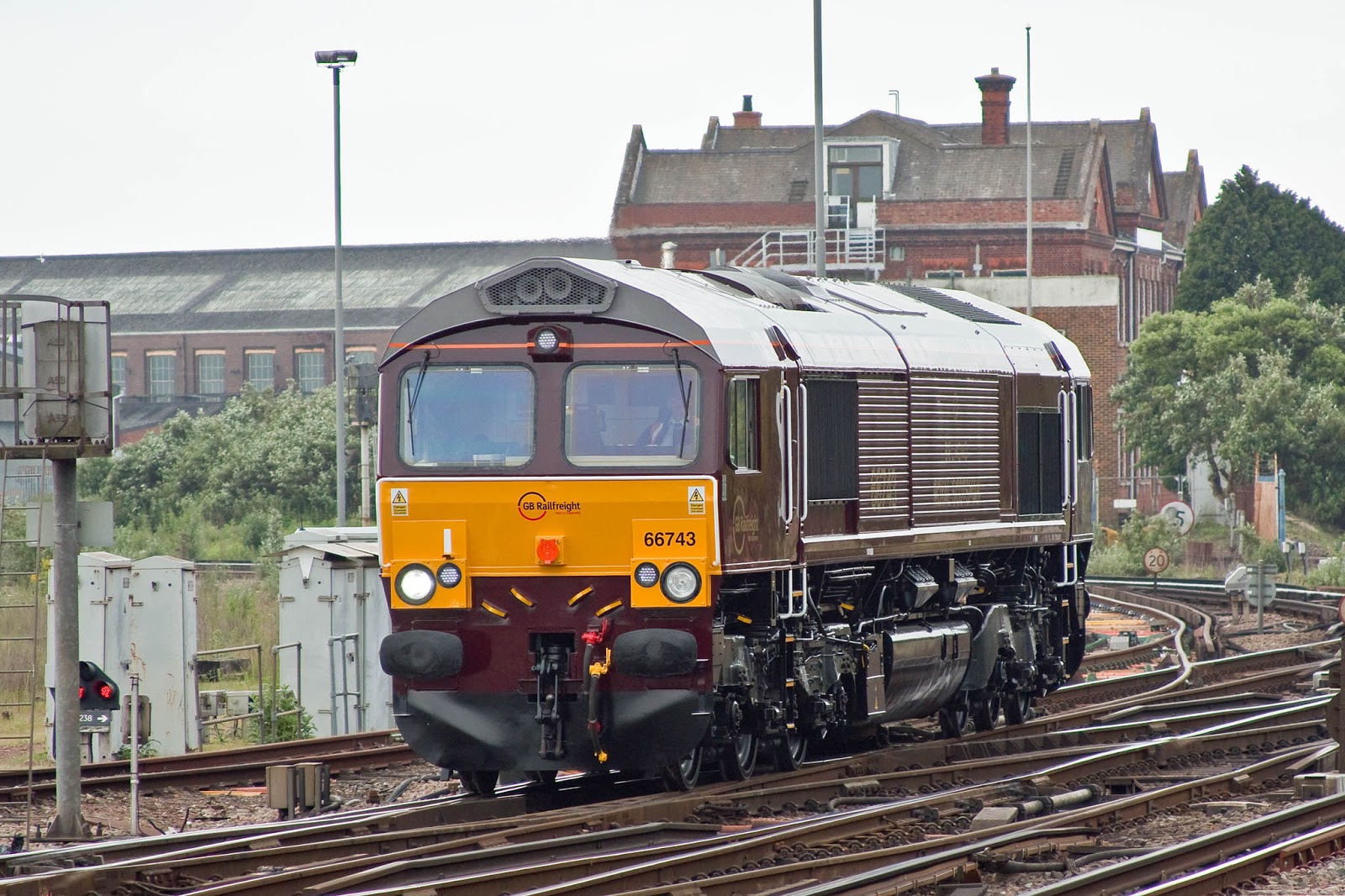 47s and other Classic Power at Southampton: "Royal Scotsman" 66743 ...
