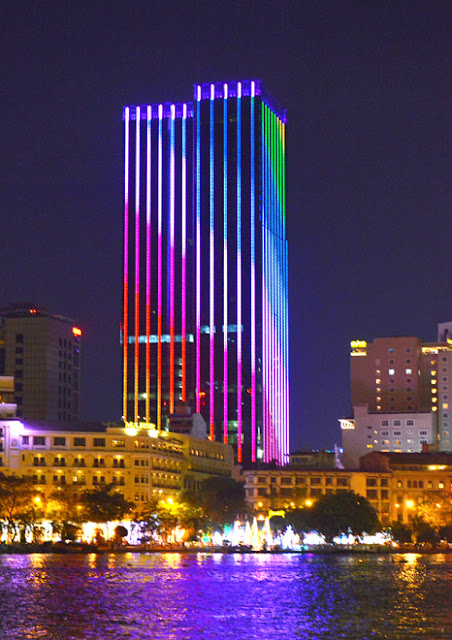 8 nhiều chuyện: Bên trong tòa nhà phức hợp Times Square ở trung tâm TP HCM