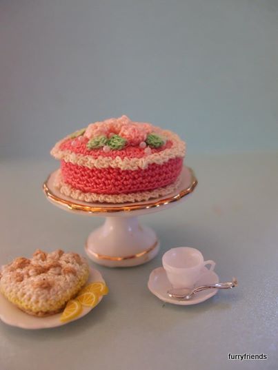 Marianne's Miniverse: Crochet cakes are so much fun.