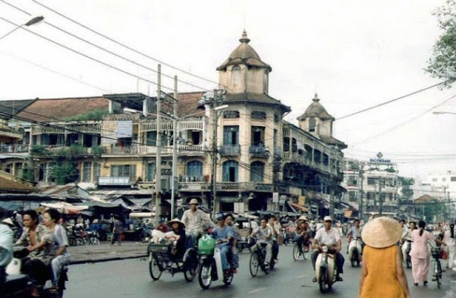 60 Fascinating Color Photographs That Capture Street Scenes of Saigon ...