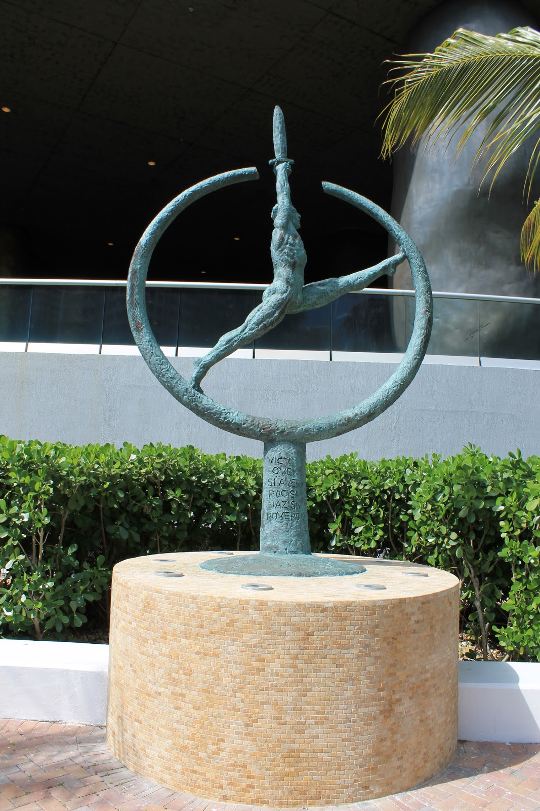 Explorando Miami: Gratitud a América, una escultura en Brickell Point