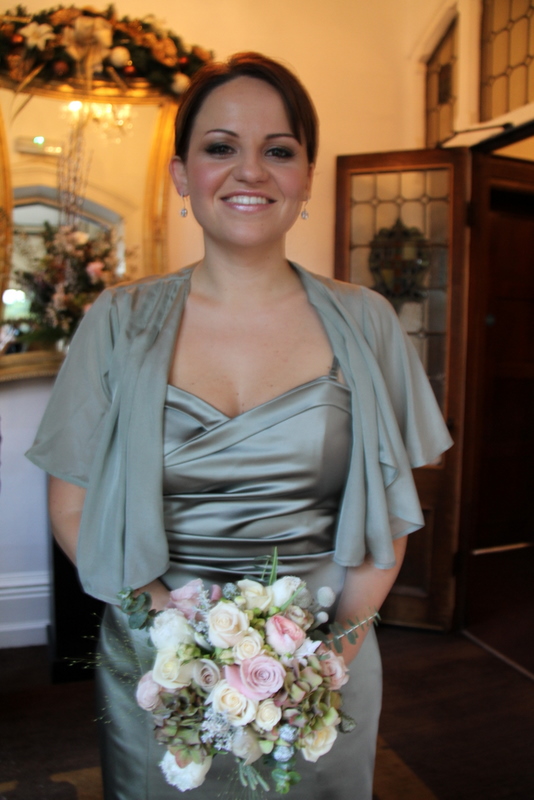 A Sneaky Peek at a Delicately Vintage Christmas Wedding of Alison ...