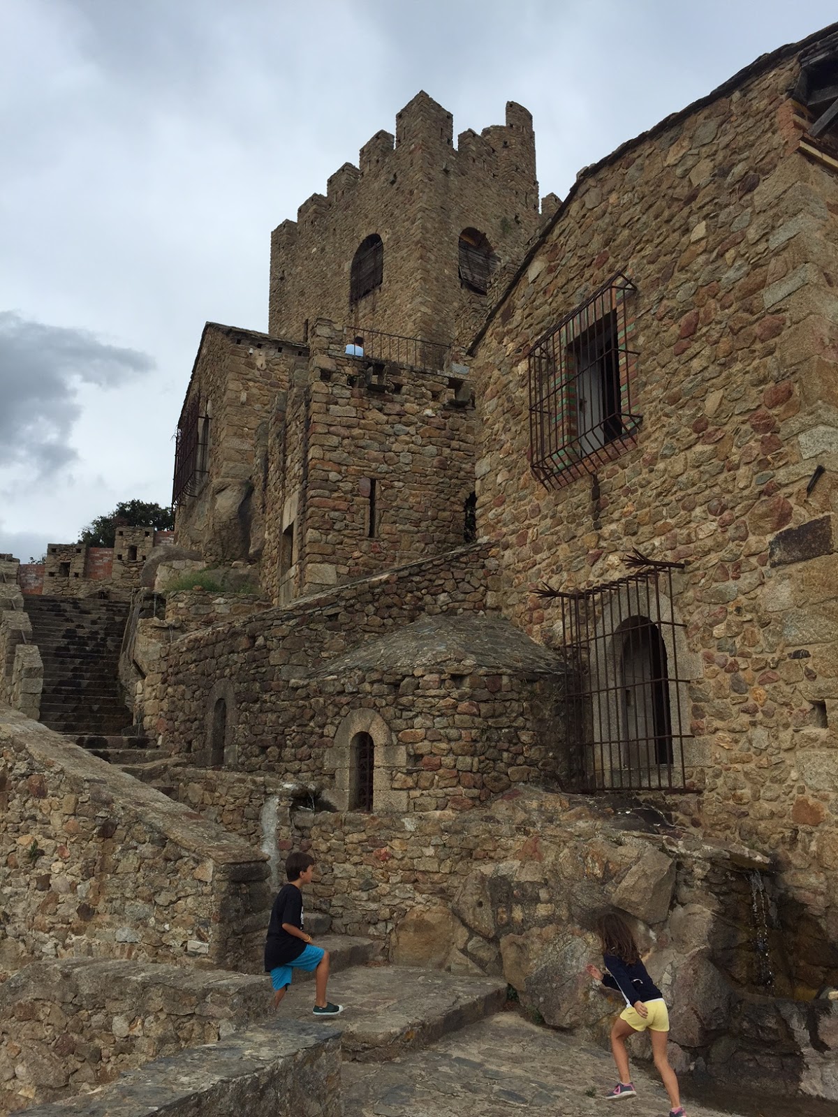 Enanos viajeros: Castillo de Requesens (Girona): un espectacular viaje ...