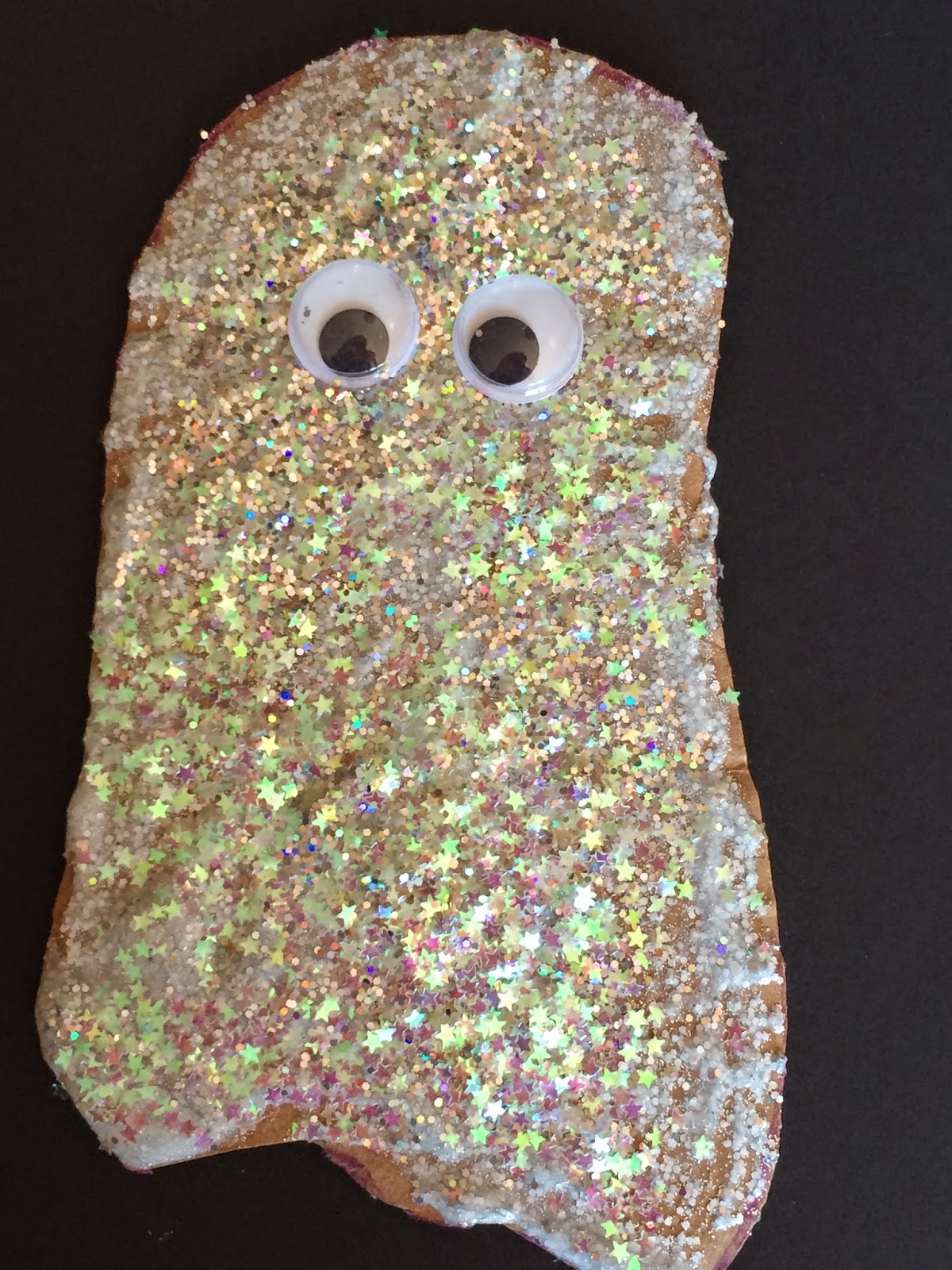 Mini Monets and Mommies: Glitter Ghost Halloween Puppet