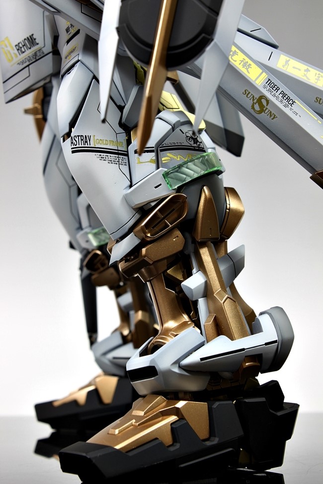 GUNDAM GUY: PG 1/60 MBF-P02 Gundam Astray [Gold Frame] - Customized Build