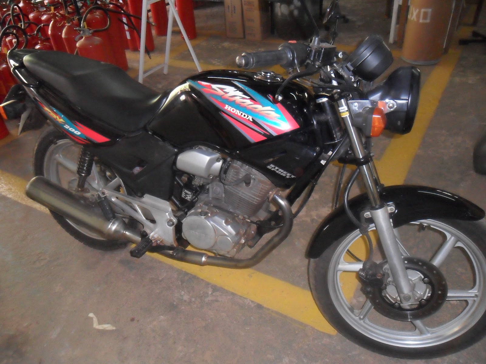 JJR MUNDIAL AUTOMÓVEIS CLUB MULTIMARCAS: HONDA CBX 200 STRADA - 2000/2000
