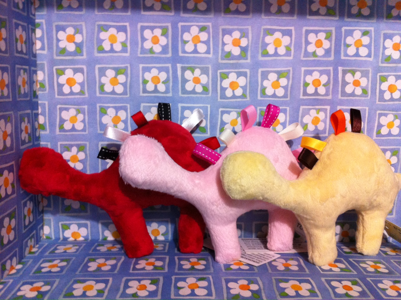 TOMNI design n two green pears: Dinosaurs are walking