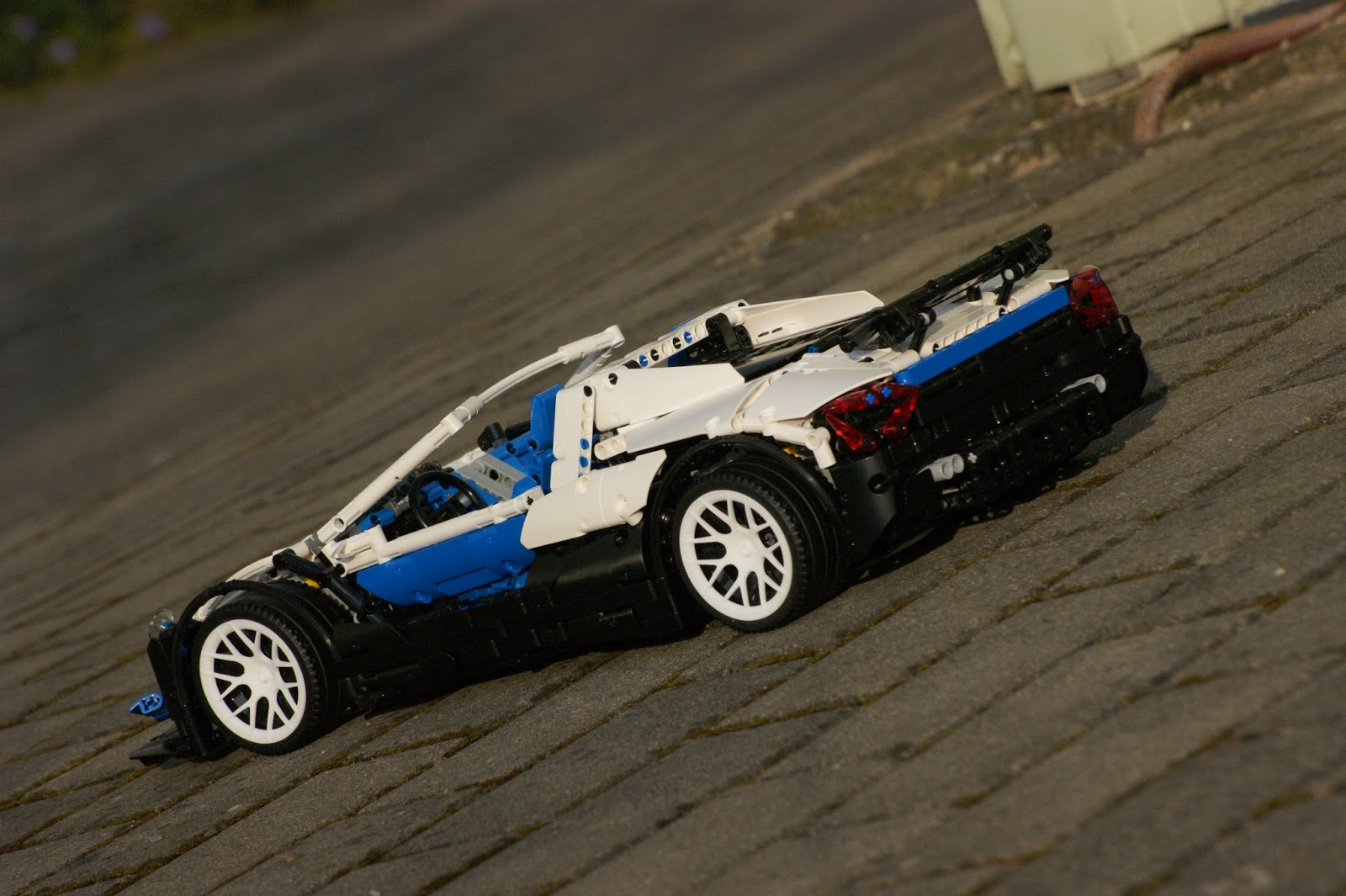 Lego Technic Hub: Lipko Simple Super Car (Gallery)