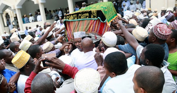 Vijana wazuia gari la Jeshi kubeba jeneza la Aboud Jumbe. - Zero Degree