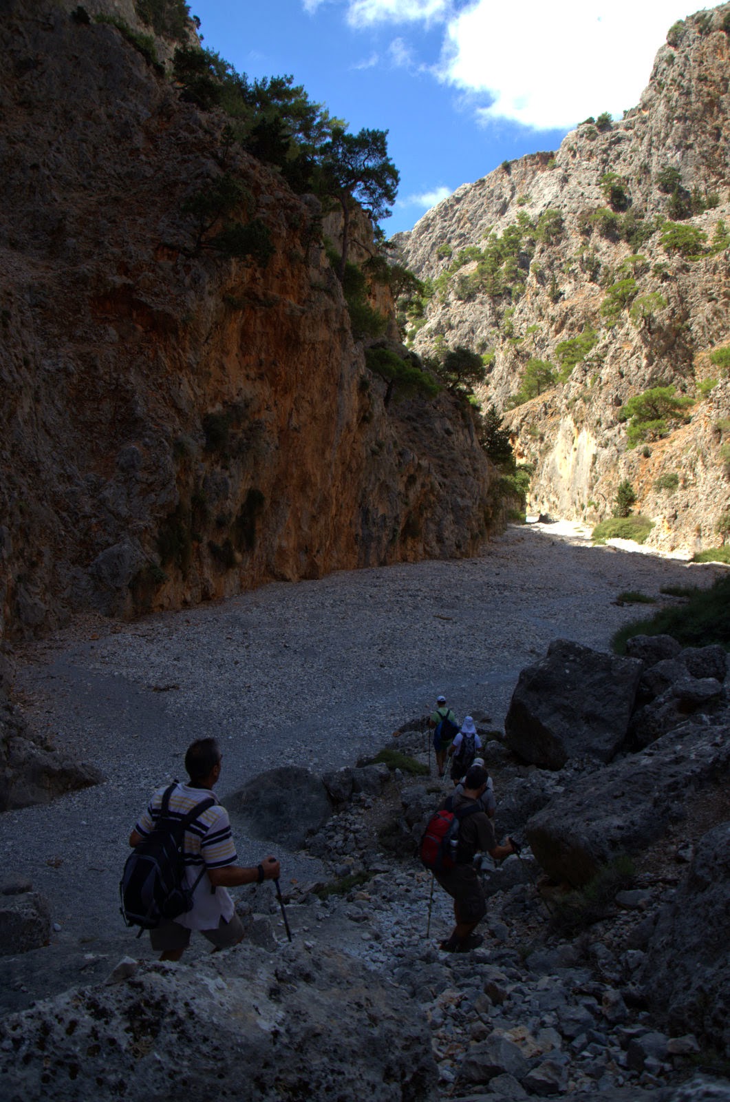 EXPLORE MOUNTAINS: ΦΑΡΑΓΓΙ ΑΡΑΔΑΙΝΑΣ - ΚΟΡΥΦΗ ΠΑΧΝΕΣ ΣΤΑ ΛΕΥΚΑ ΟΡΗ